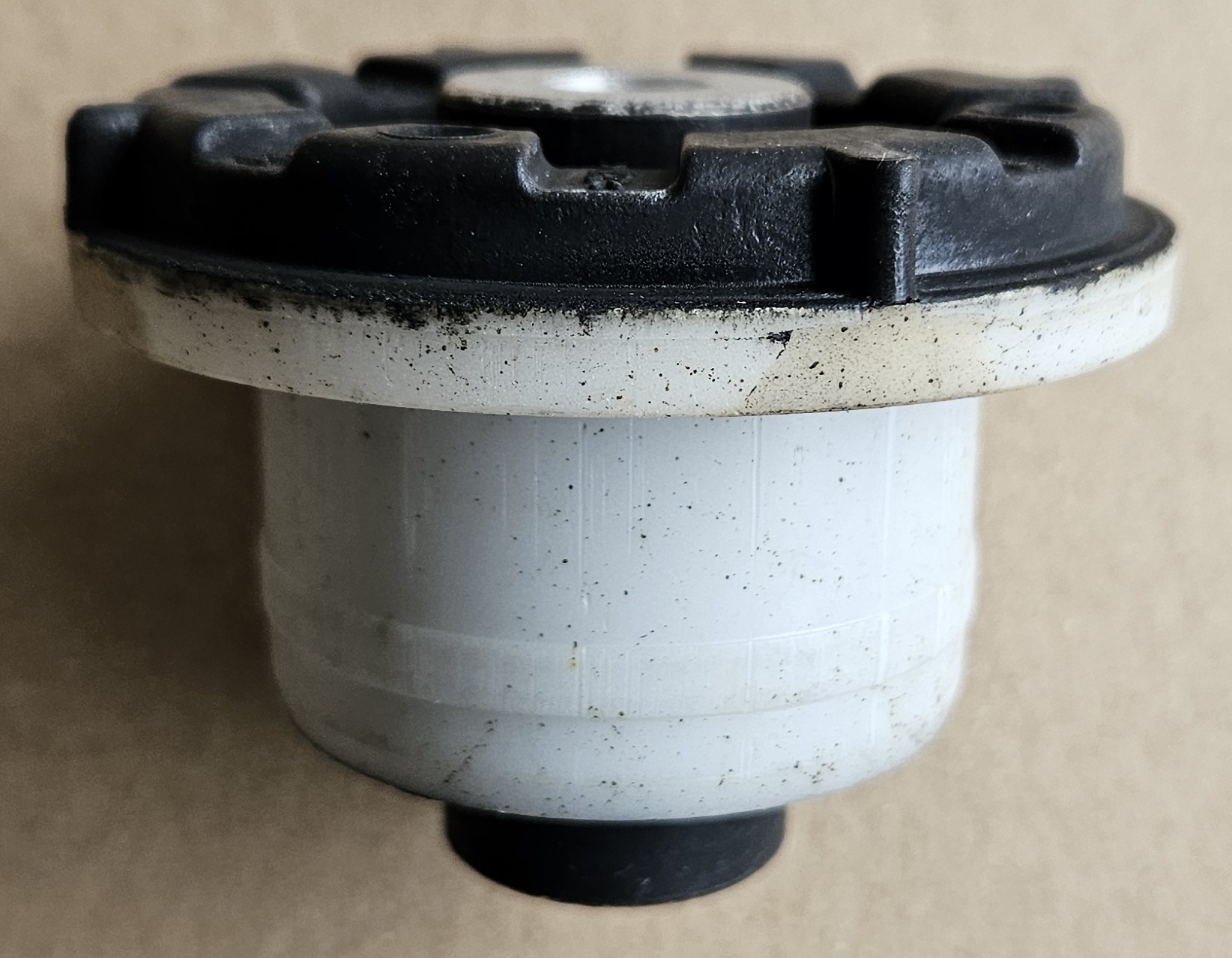 Rear differential left insulator OE Land Rover LR033262 C2P15558 ...