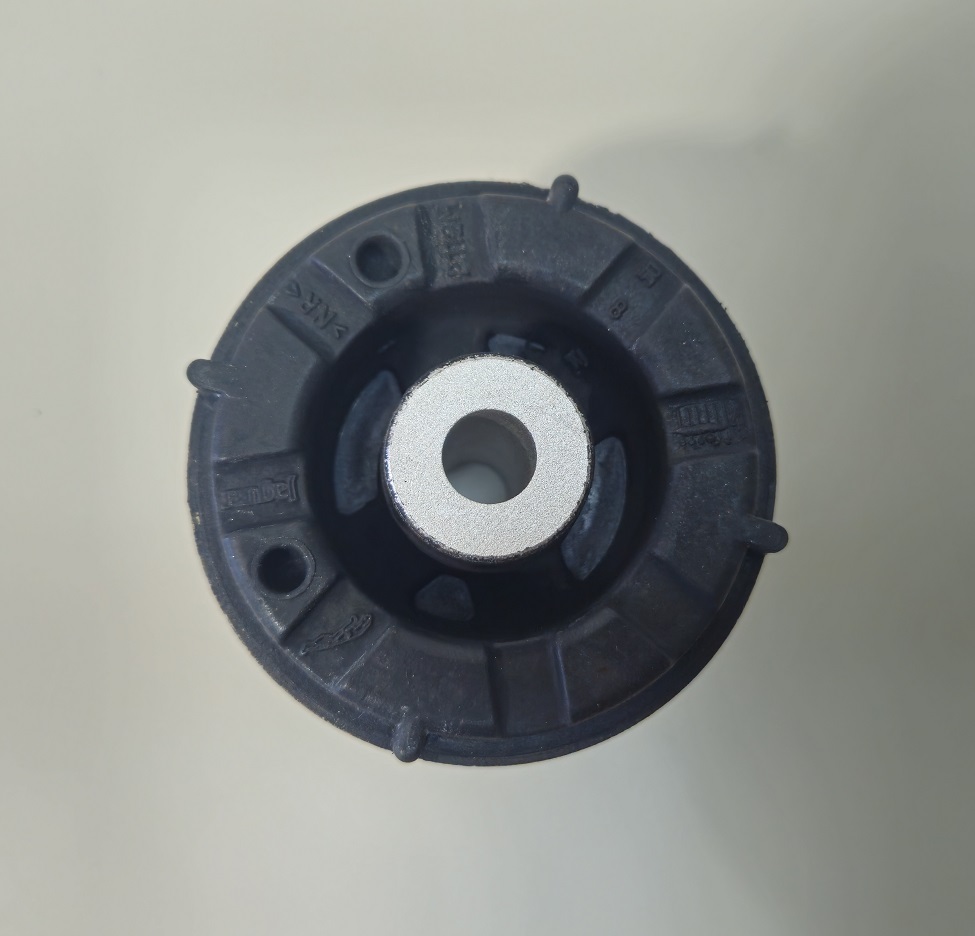 Rear differential left insulator OE Land Rover LR033262 C2P15558 ...