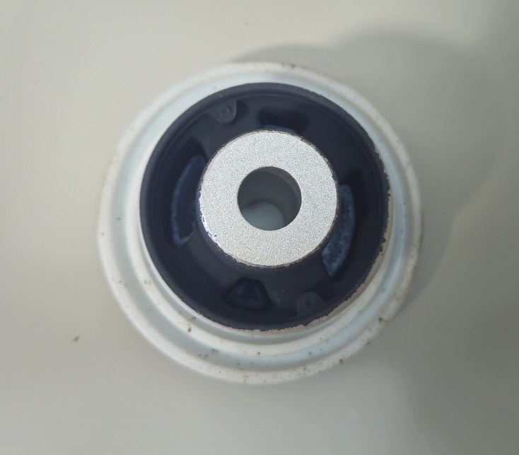Rear differential left insulator OE Land Rover LR033262 C2P15558 ...